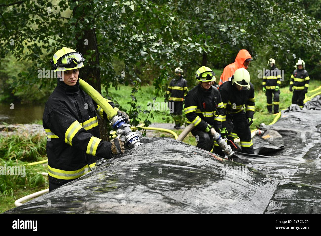 Firefighters started work on flood protection measures on the Jizera ...