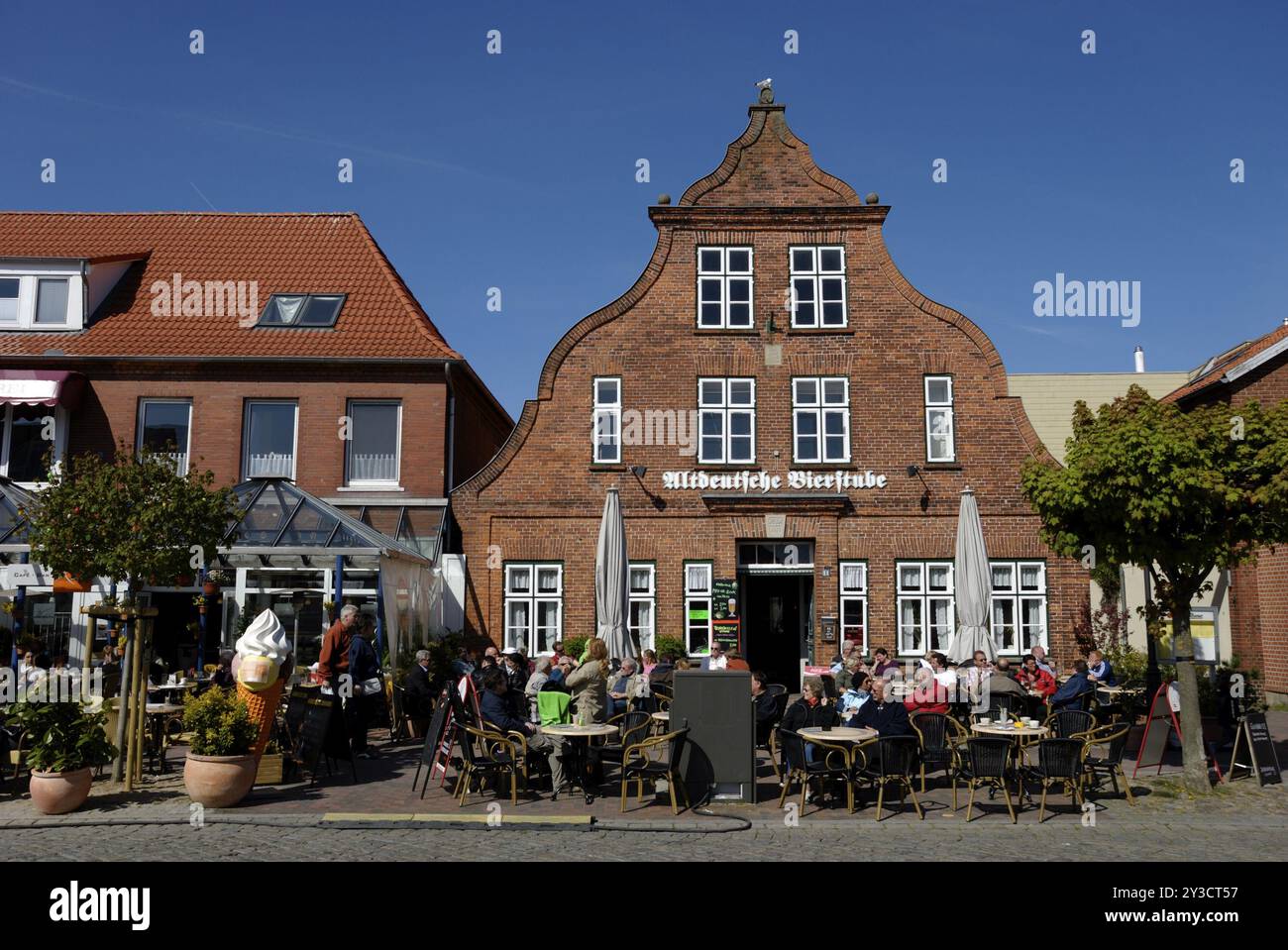 Altdeutsche Bierstube on the market square in Heiligenhafen, Schleswig ...