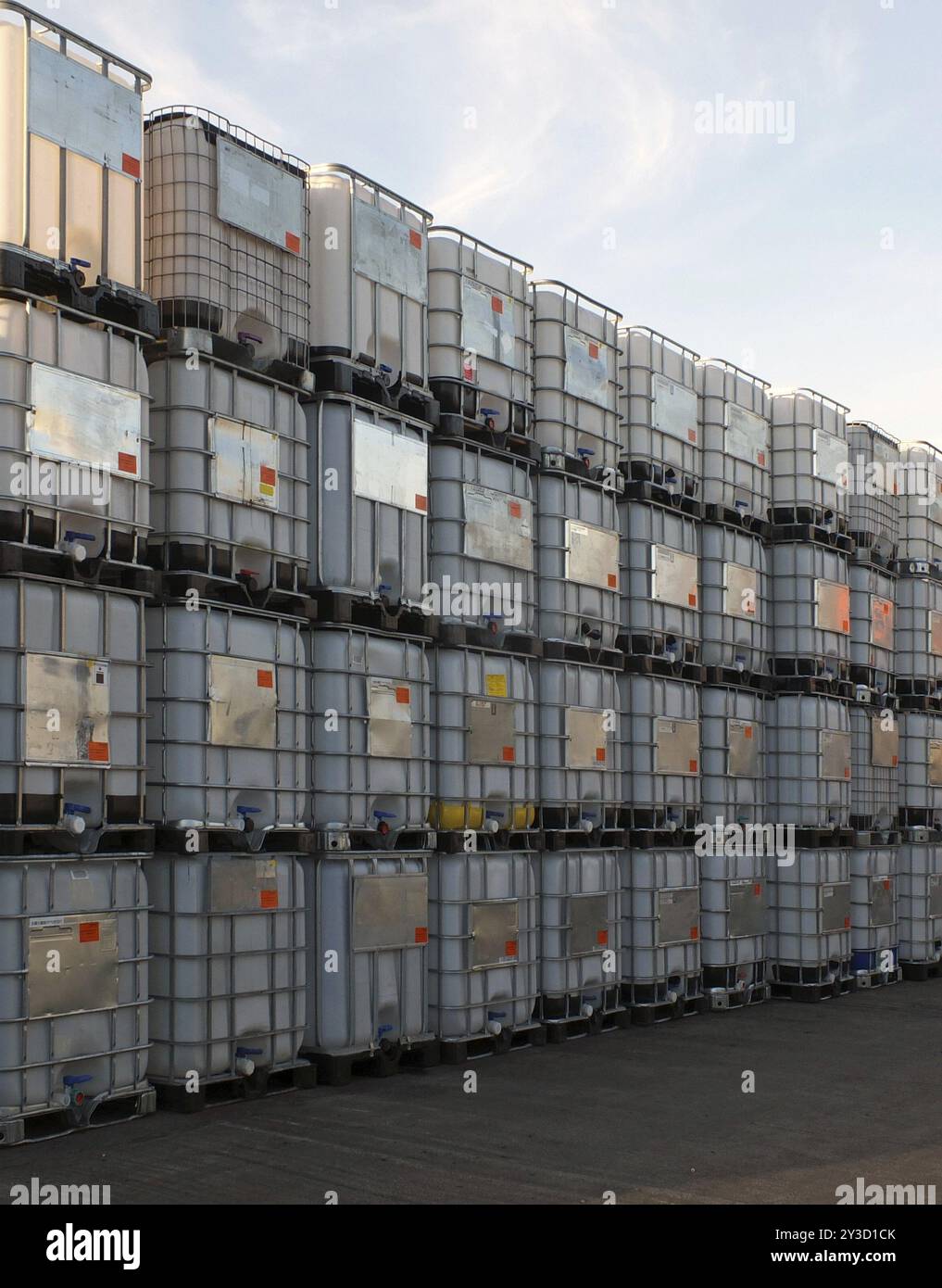 Container stacked empty pallets hi-res stock photography and images - Alamy