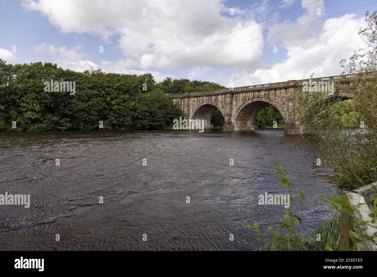 Lune Aqueduct carries the Lancaster Canal across the River Lune ...