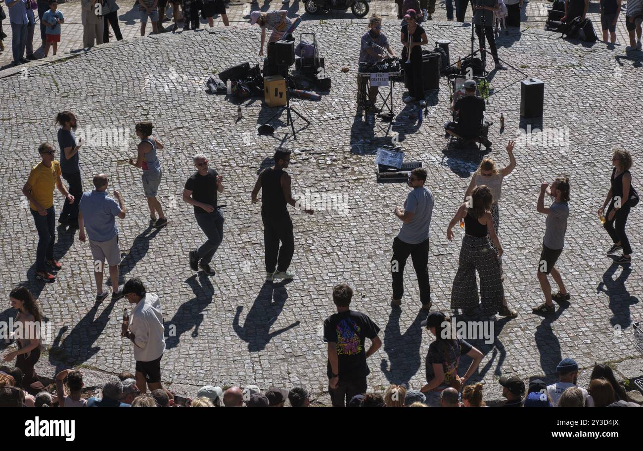 Germany, Berlin, 09.06.2024, Sunday afternoon in Mauerpark, dance in ...