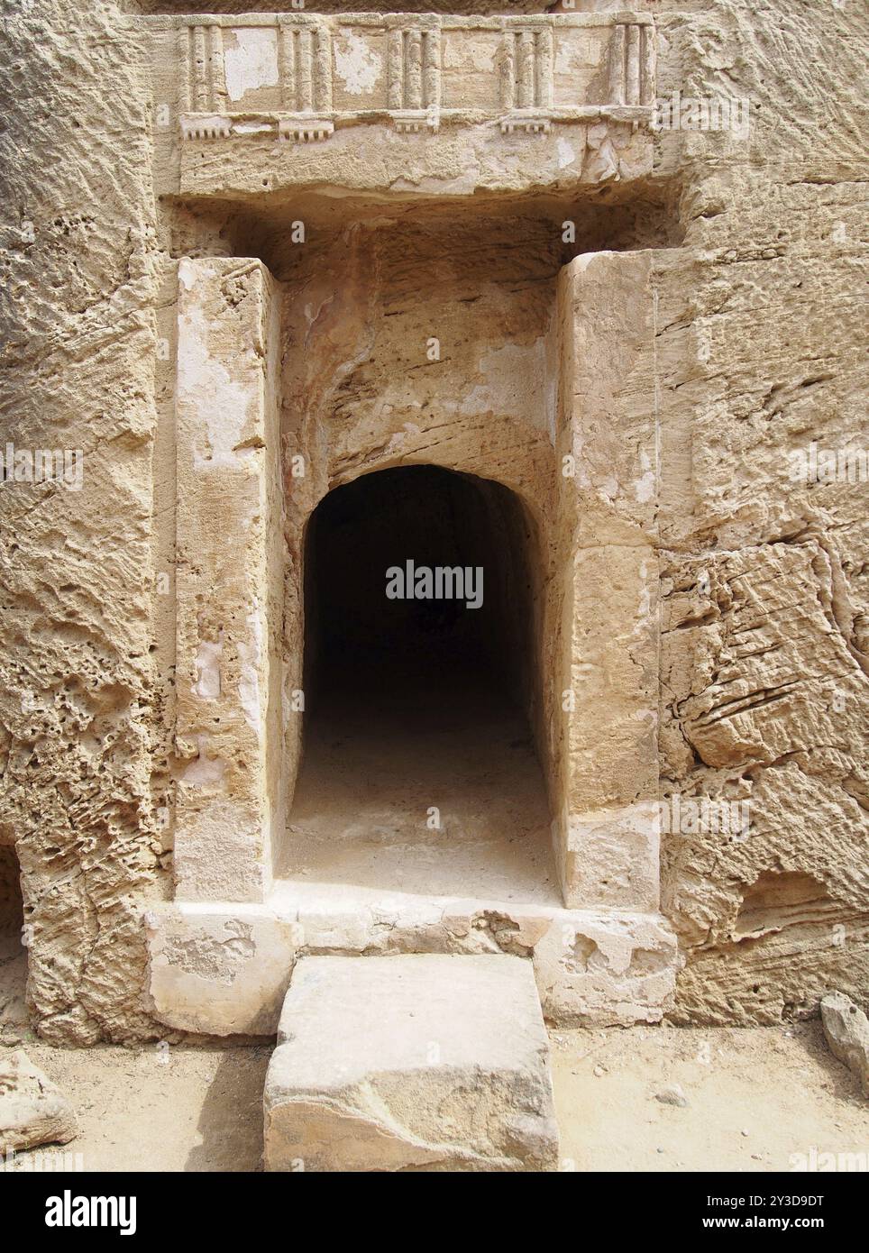 Carved door frame hi-res stock photography and images - Alamy
