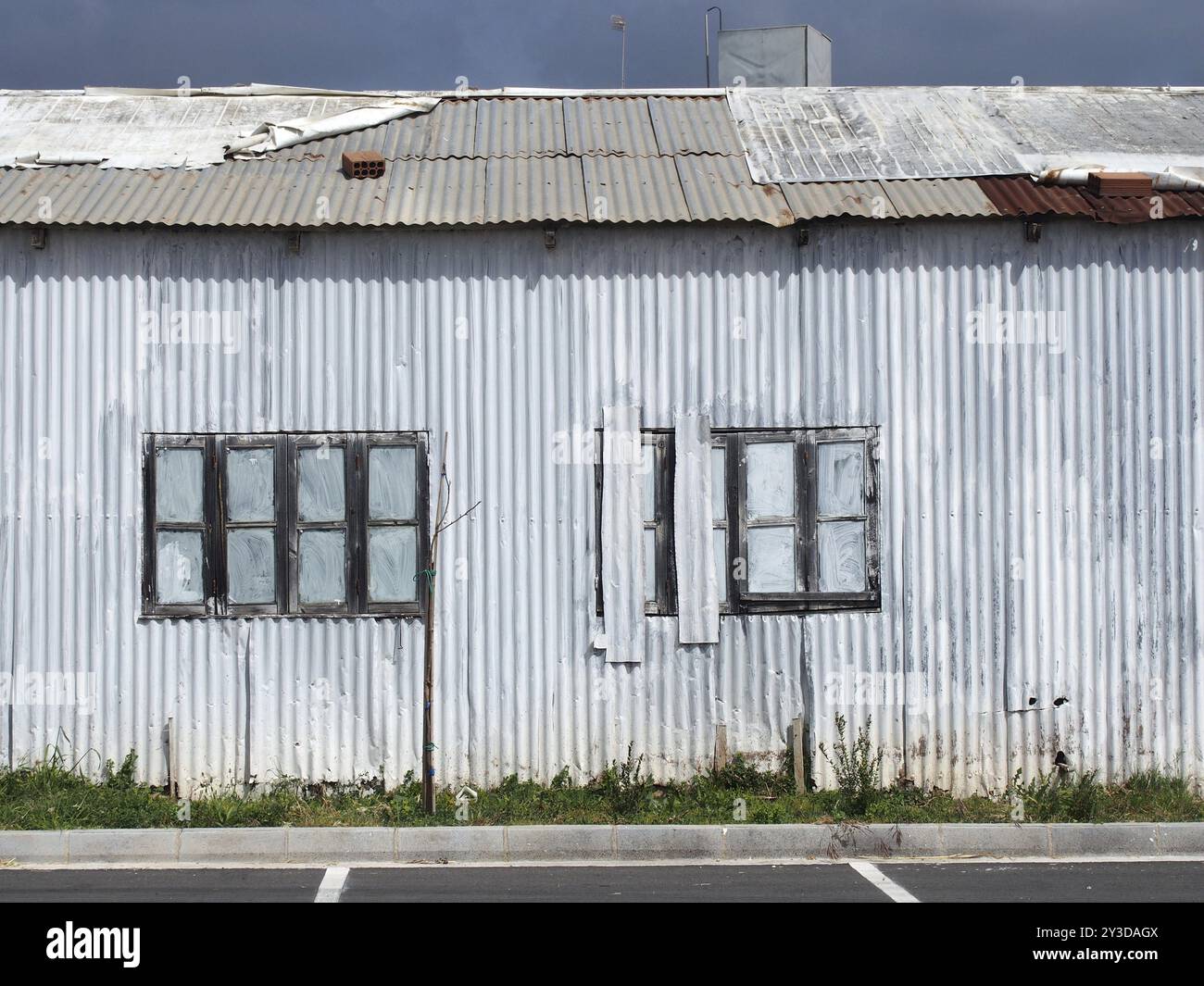 Full frame close up of a shabby old dilapidated corrugated iron ...
