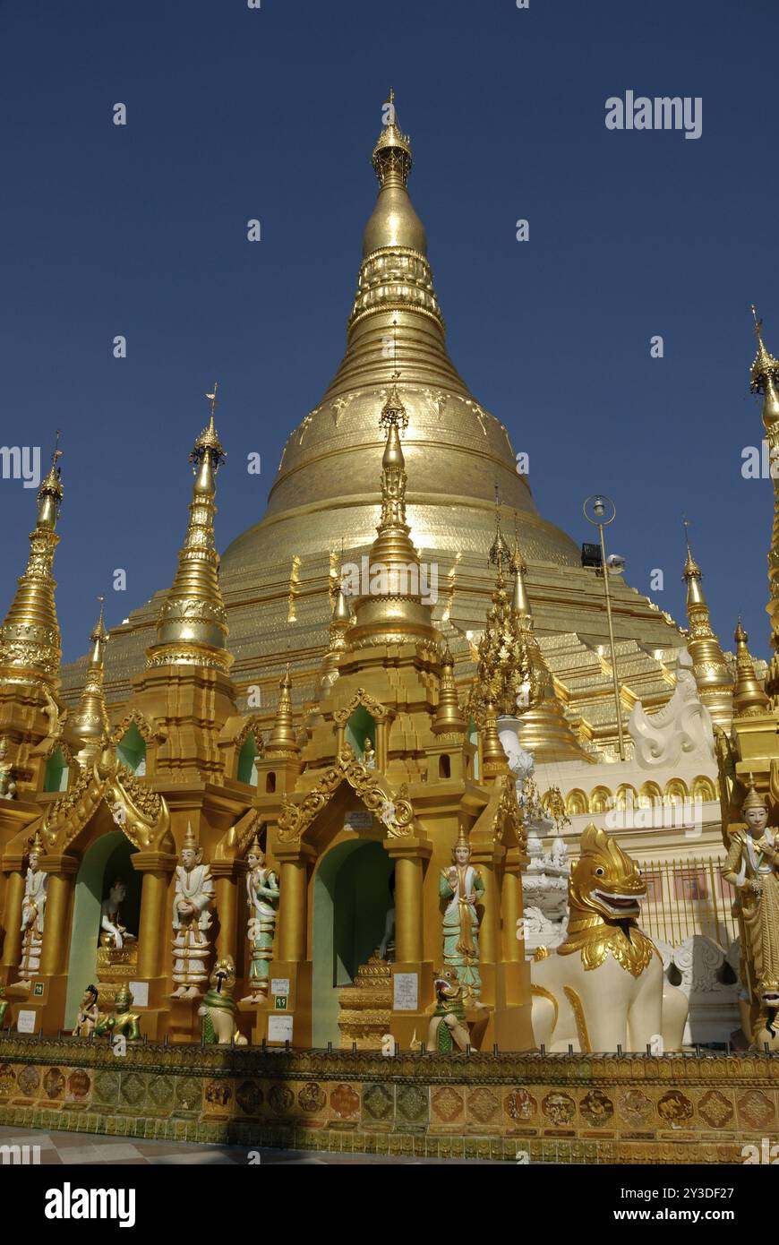 Myanmar yangon construction hi-res stock photography and images - Alamy