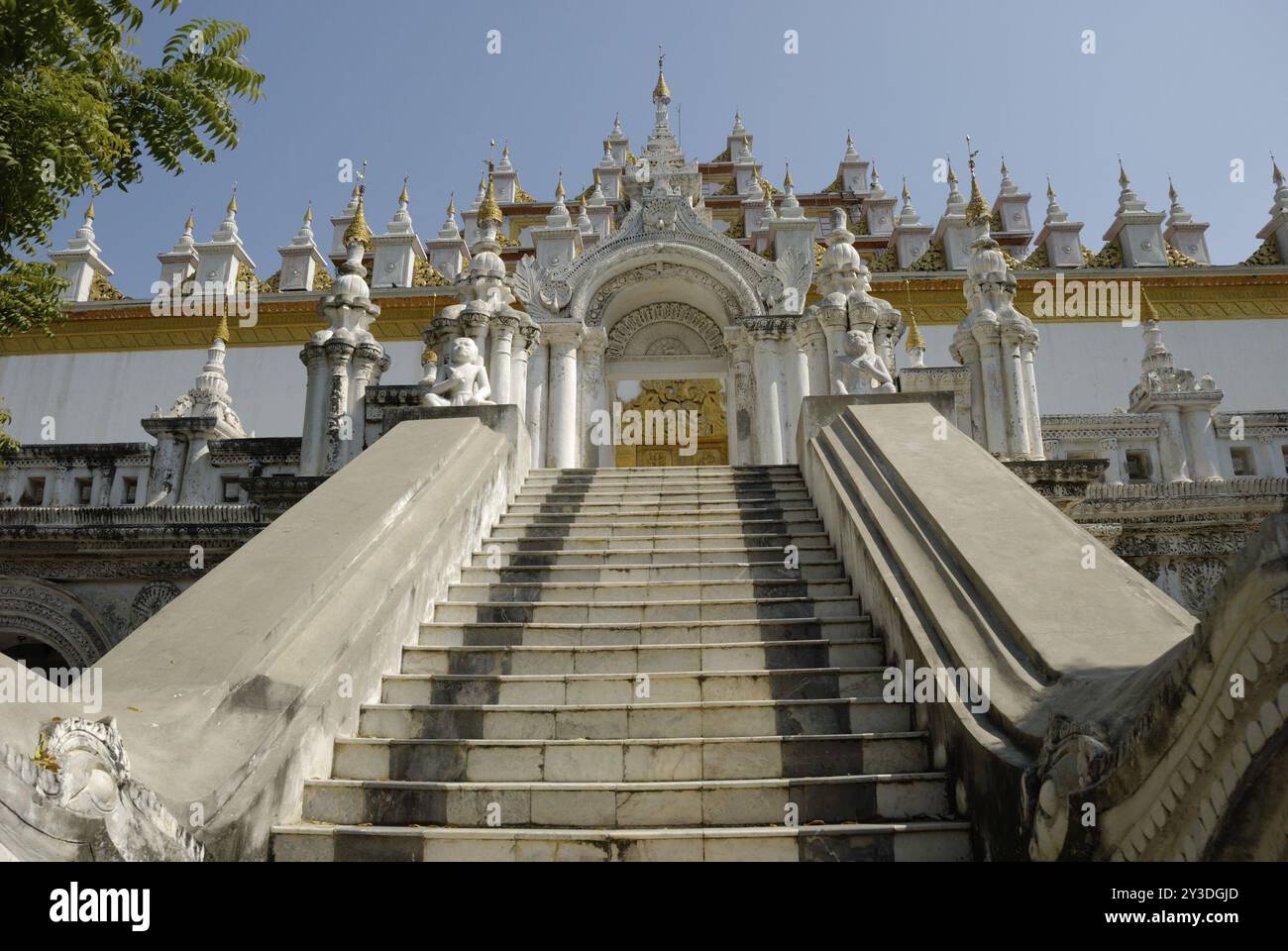 Mandalay tourist attractions hi-res stock photography and images - Alamy