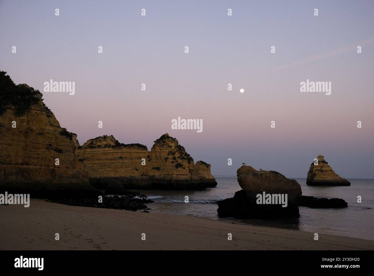 Full moon at Praia da Dona Ana, Ponta da Piedade, Lagos, Algarve ...