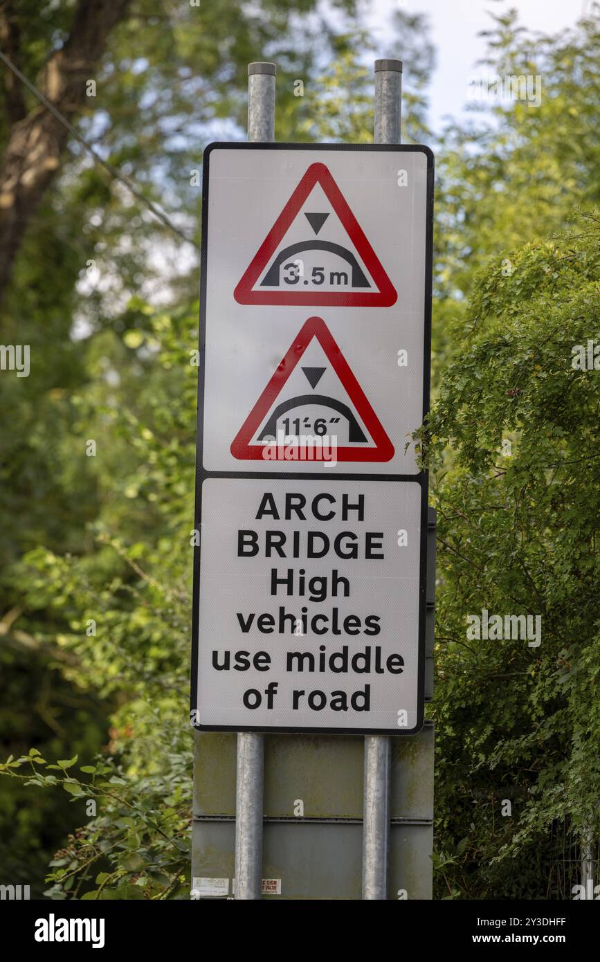 Warning sign, road sign low arch bridge, Hillmorton Locks, Rugby, Great ...