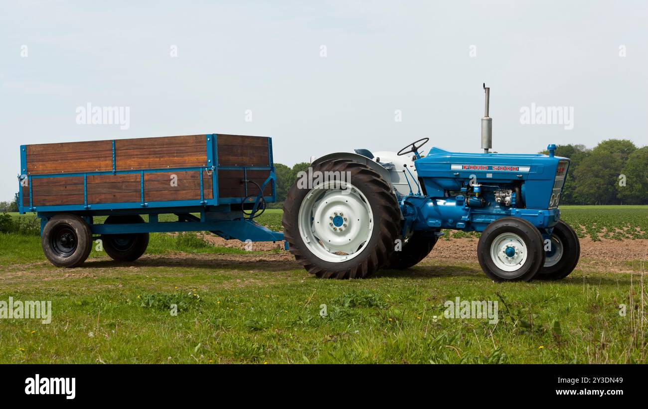 Vintage tractor trailer hi-res stock photography and images - Alamy
