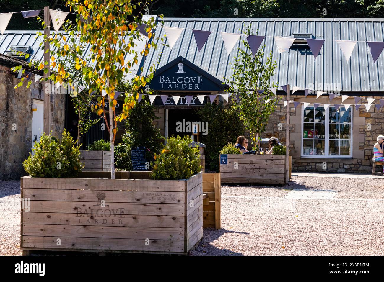 Wooden clad cafe hi-res stock photography and images - Alamy