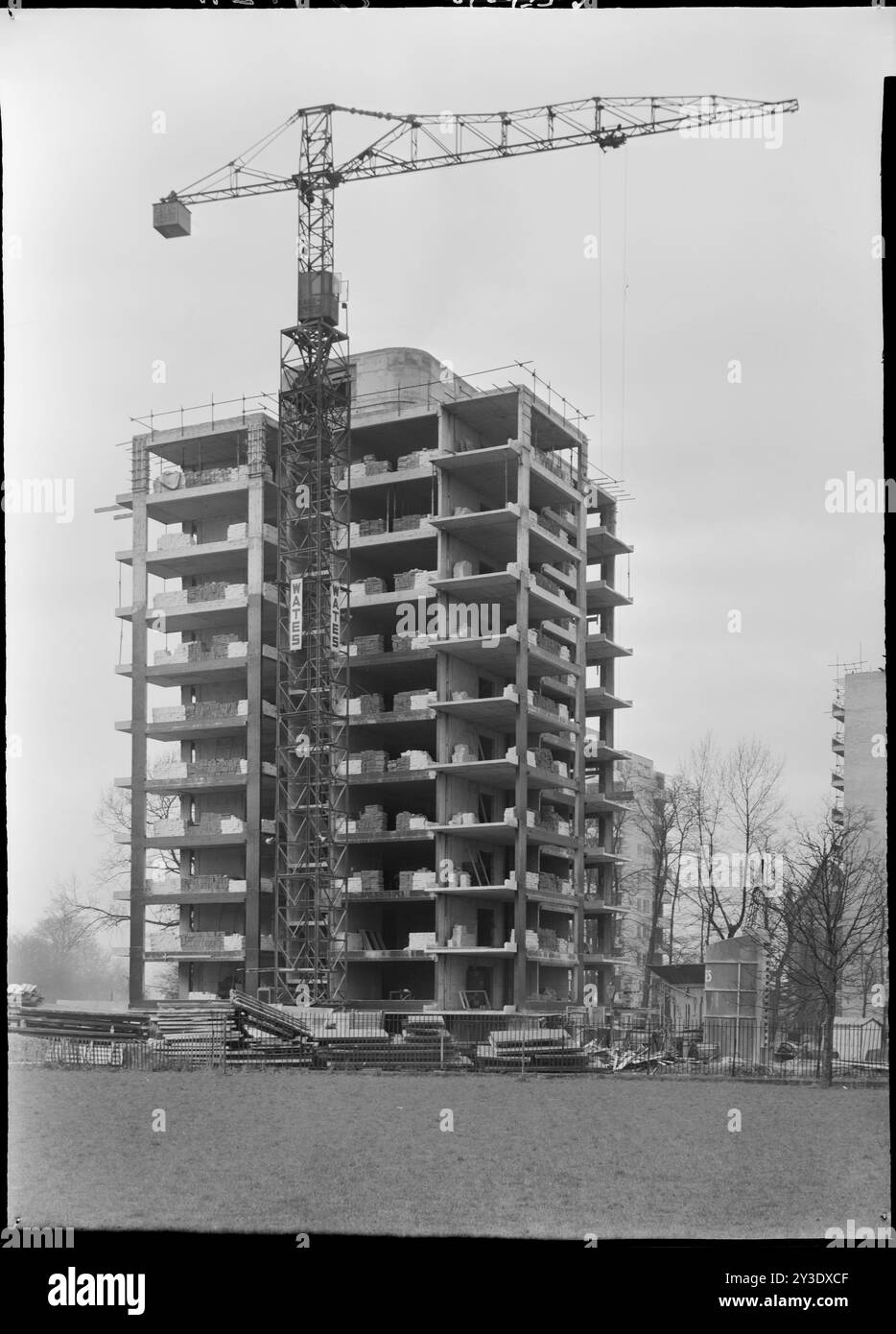Tower block construction 1950s hi-res stock photography and images - Alamy