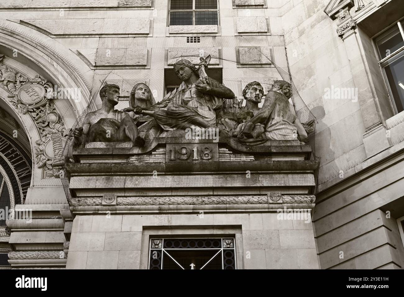 Waterloo station memorial hi-res stock photography and images - Alamy