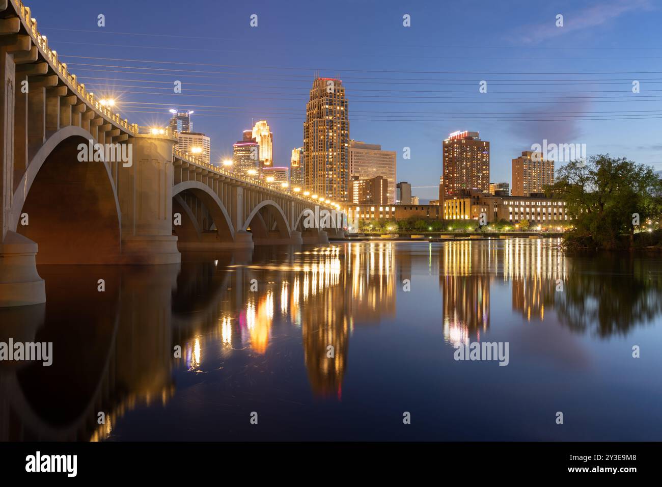 Minneapolis, Minnesota, USA downtown skyline on the Mississippi River ...