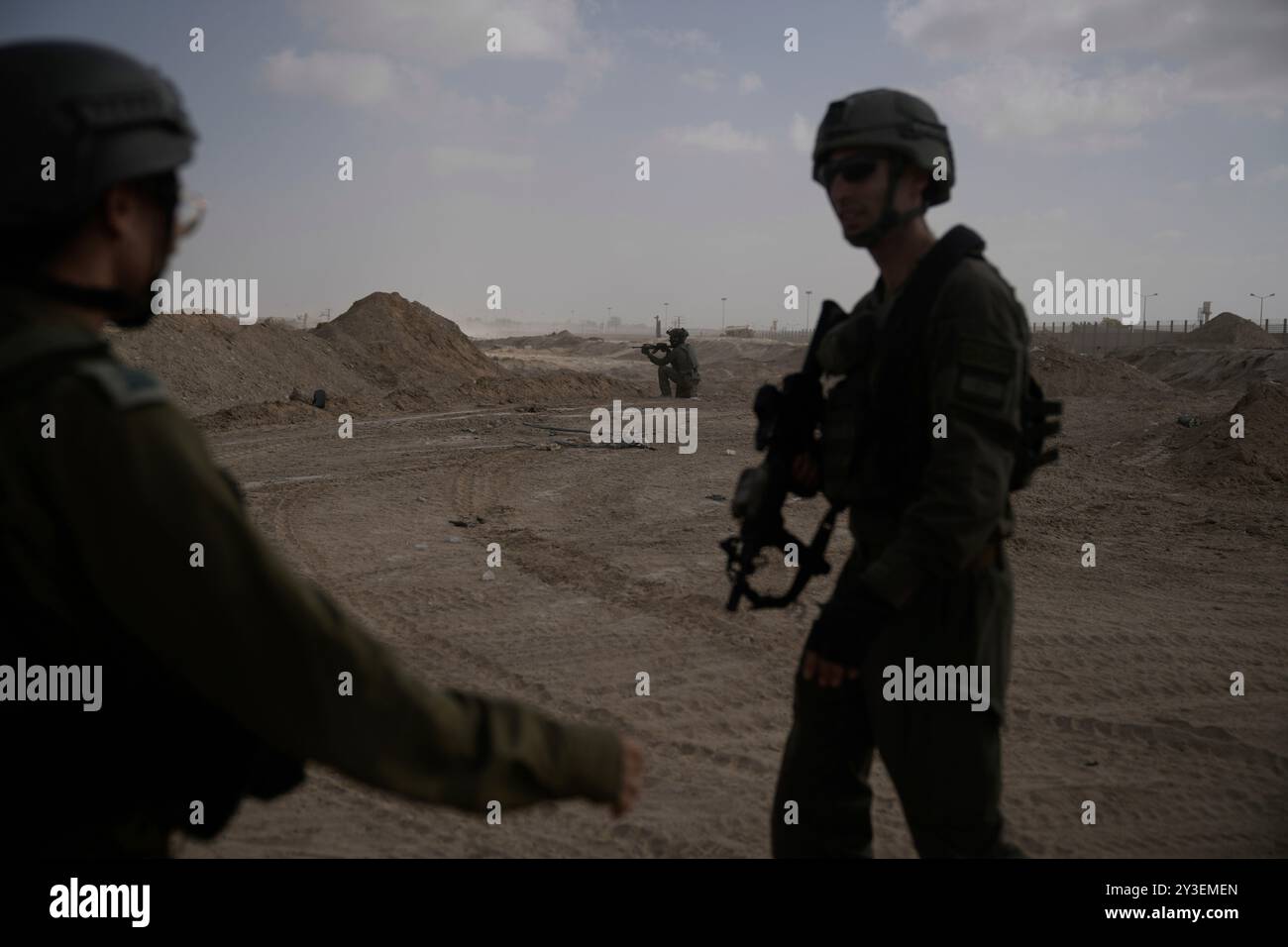 Israeli soldiers take up positions next to the Philadelphi Corridor ...