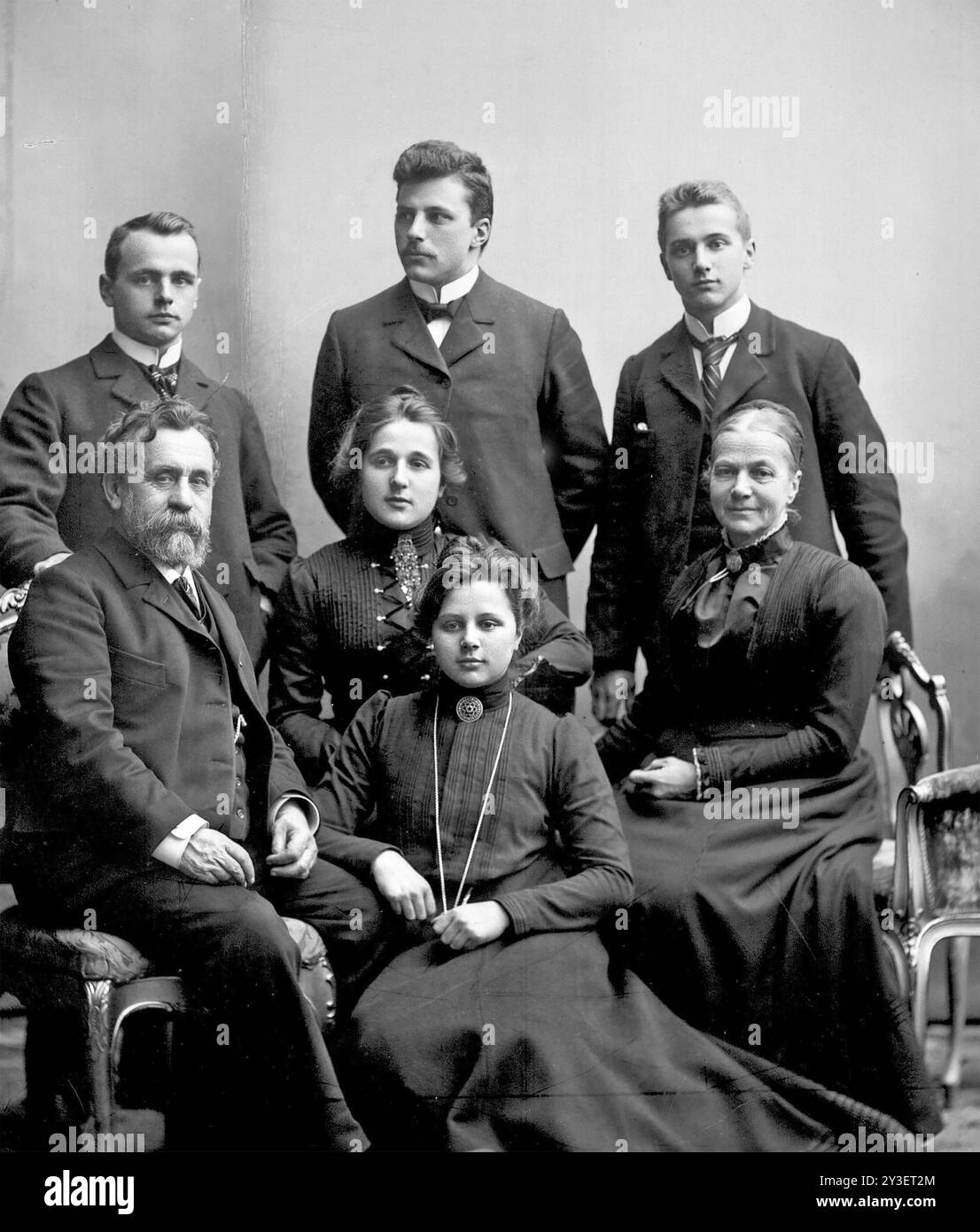 Vintage family group photo hi-res stock photography and images - Alamy