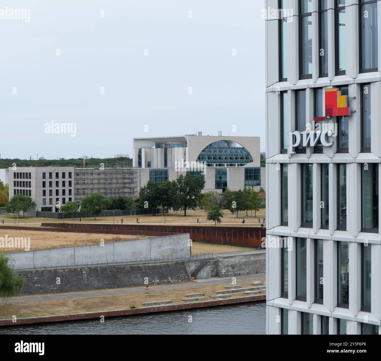 Kanzleramt, The German Chanceller's Offices and Residence in Berlin's ...