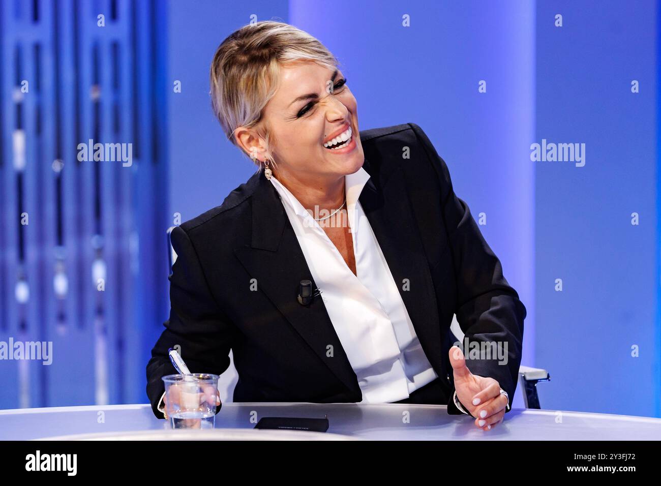 Francesca Pascale ospite negli studi di La7 durante la trasmissione ...