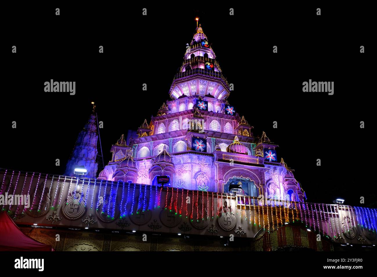 Dagadusheth halwai ganpati temple hi-res stock photography and images ...