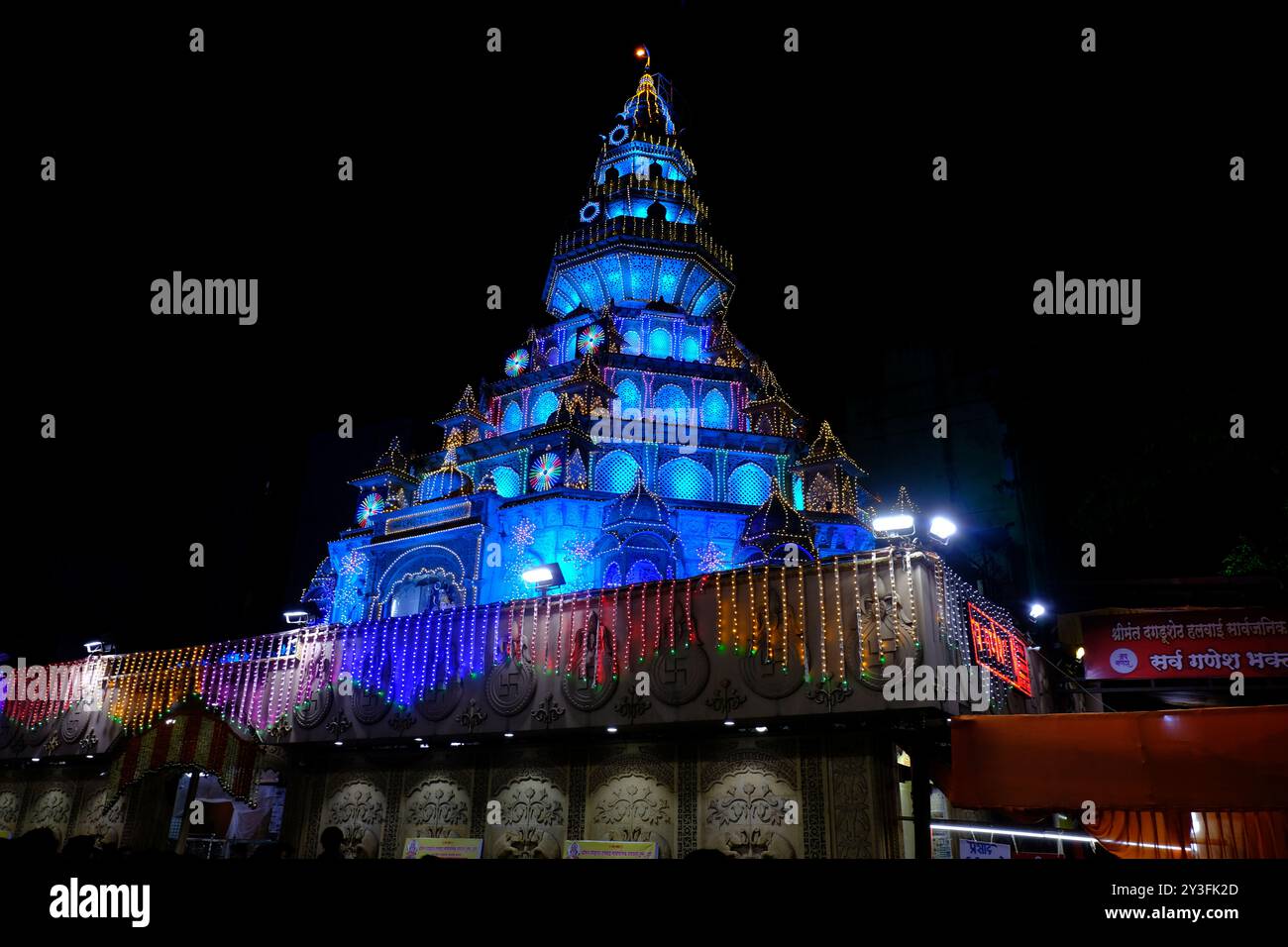 Dagadusheth halwai ganpati temple hi-res stock photography and images ...