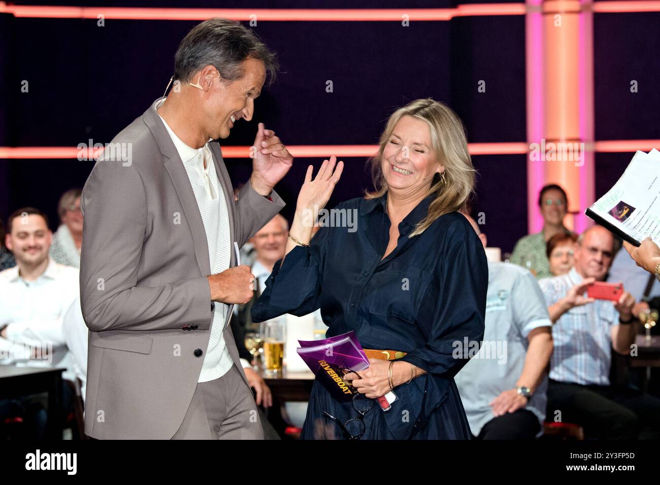 MDR - Riverboat. Moderatorin Kim Fisher und Moderator Klaus Brinkbäumer ...