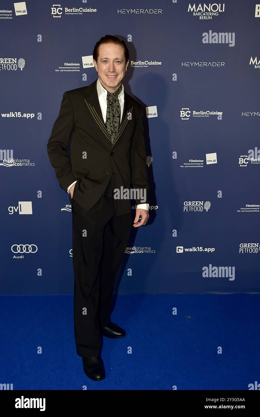 DEUTSCHER SCHAUSPIELPREIS DSP 2024 Timo Jacobs, Schauspieler und Regisseur Ankunft, blauer ...