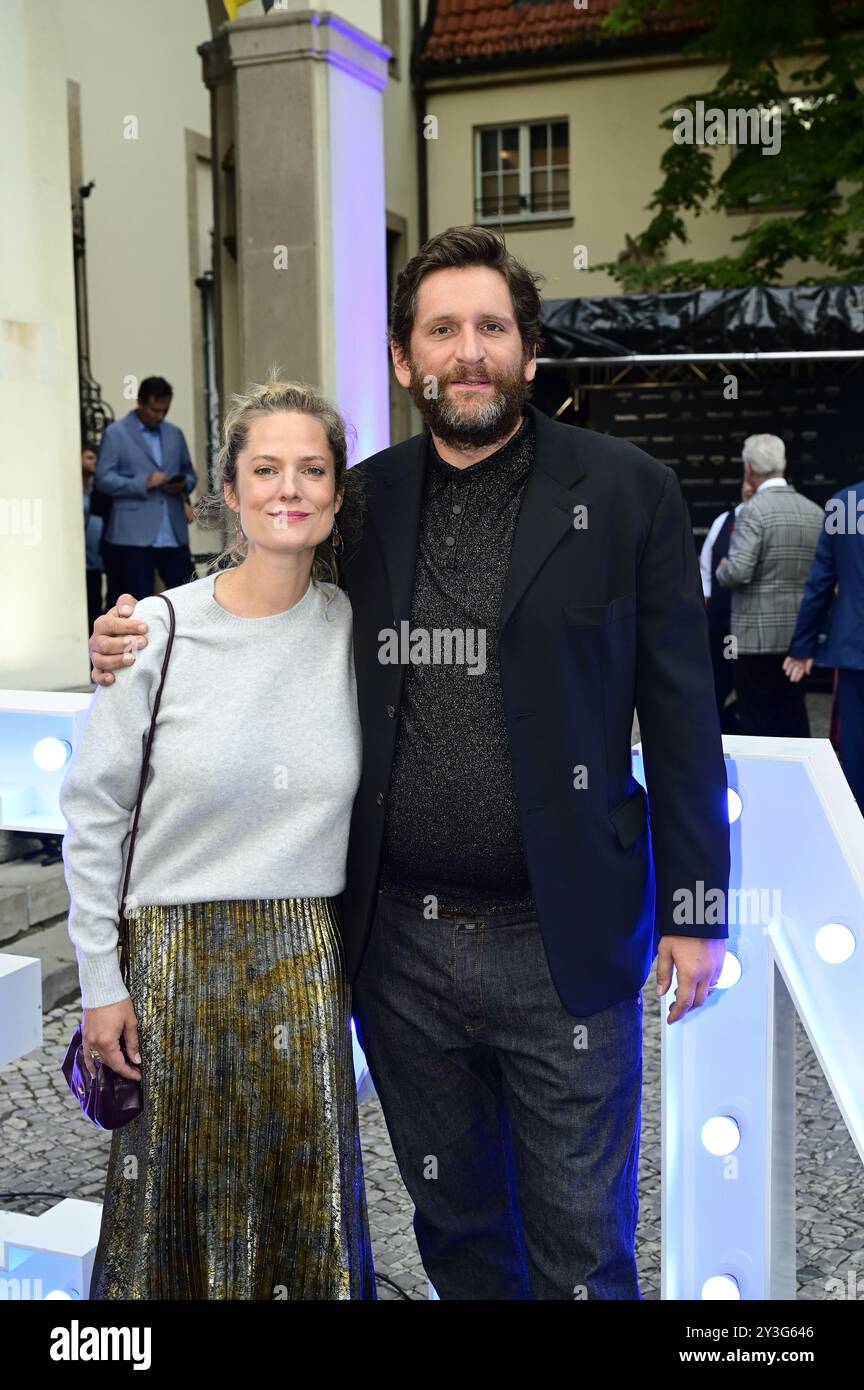 Marie Burchard und Sebastian Schwarz beim Cocktail Prolonge anlässlich ...