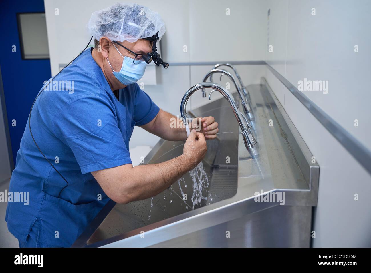 Doctor washing hands at surgical sink in preparation Stock Photo - Alamy