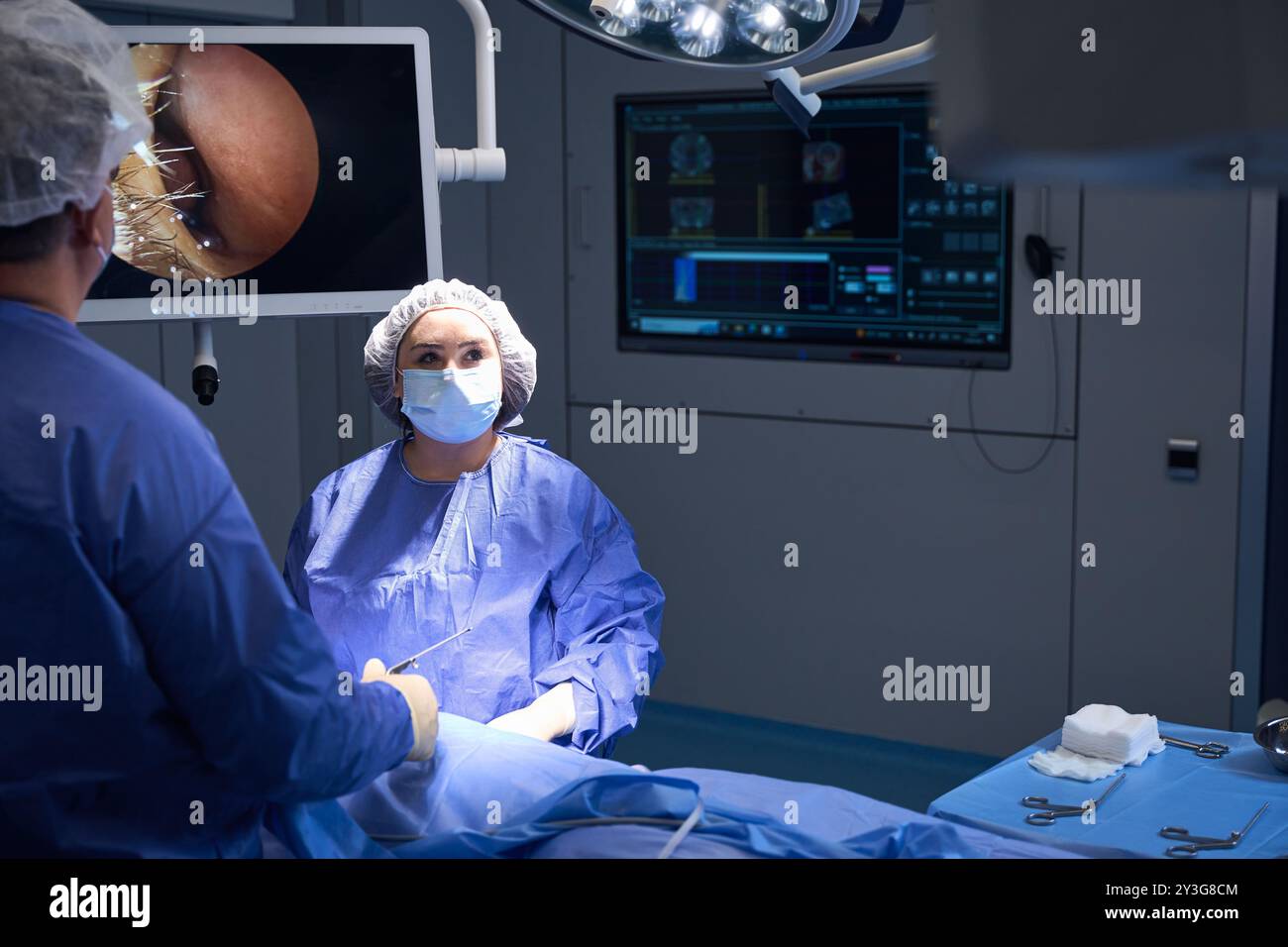 Surgeon examining screen during surgery in OR Stock Photo - Alamy