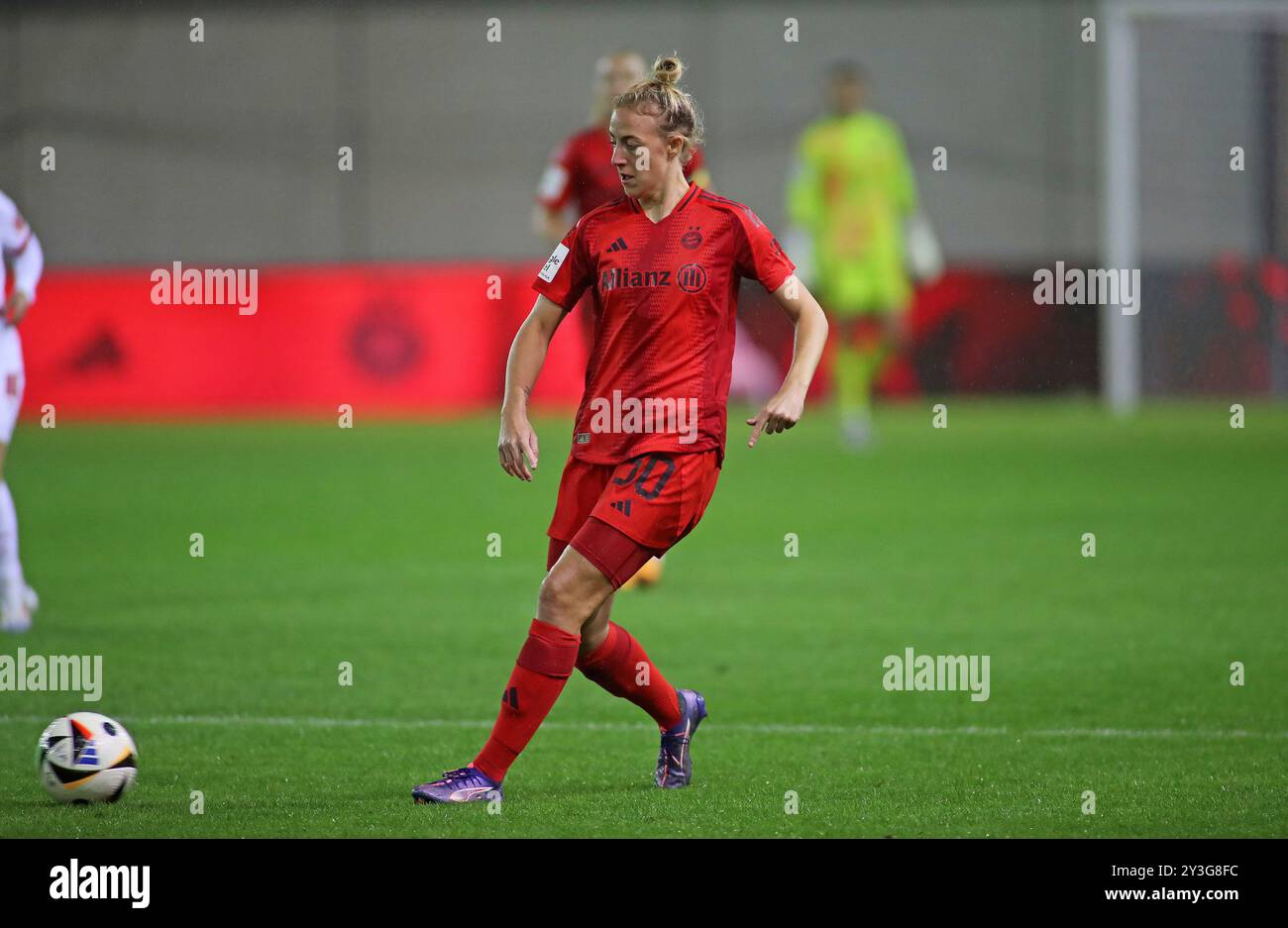 Carolin simon fc bayern munchen spielt einen ball hi-res stock ...