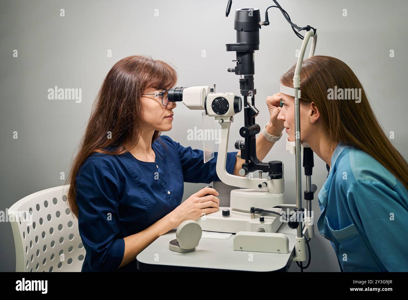 Female optometrist and patient during eye examination session Stock Photo - Alamy