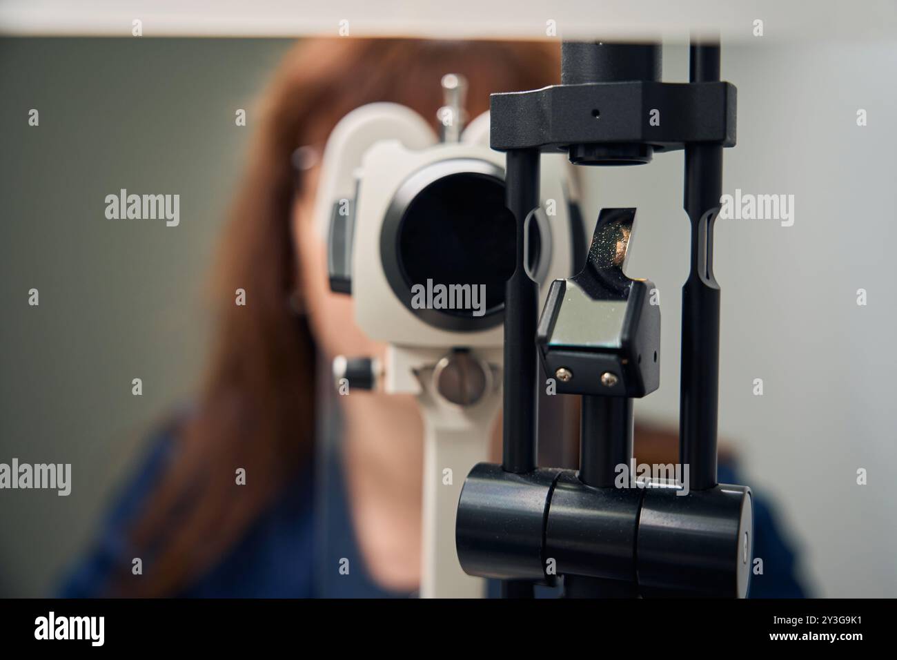 Eye specialist consulting close hi-res stock photography and images - Alamy