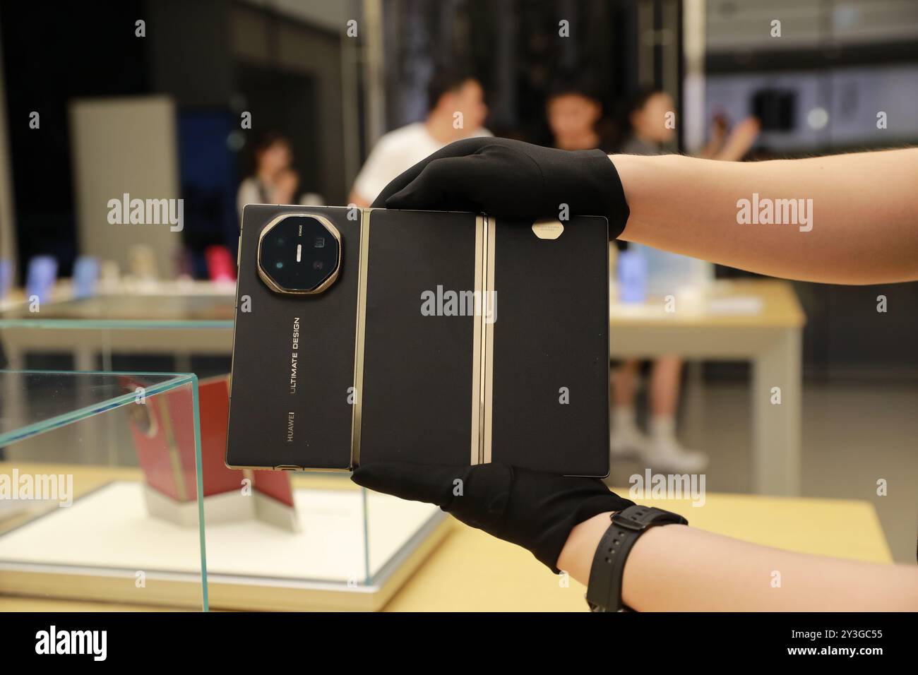 XI'AN, CHINA - SEPTEMBER 13, 2024 - People shop for Mate XT, the world ...