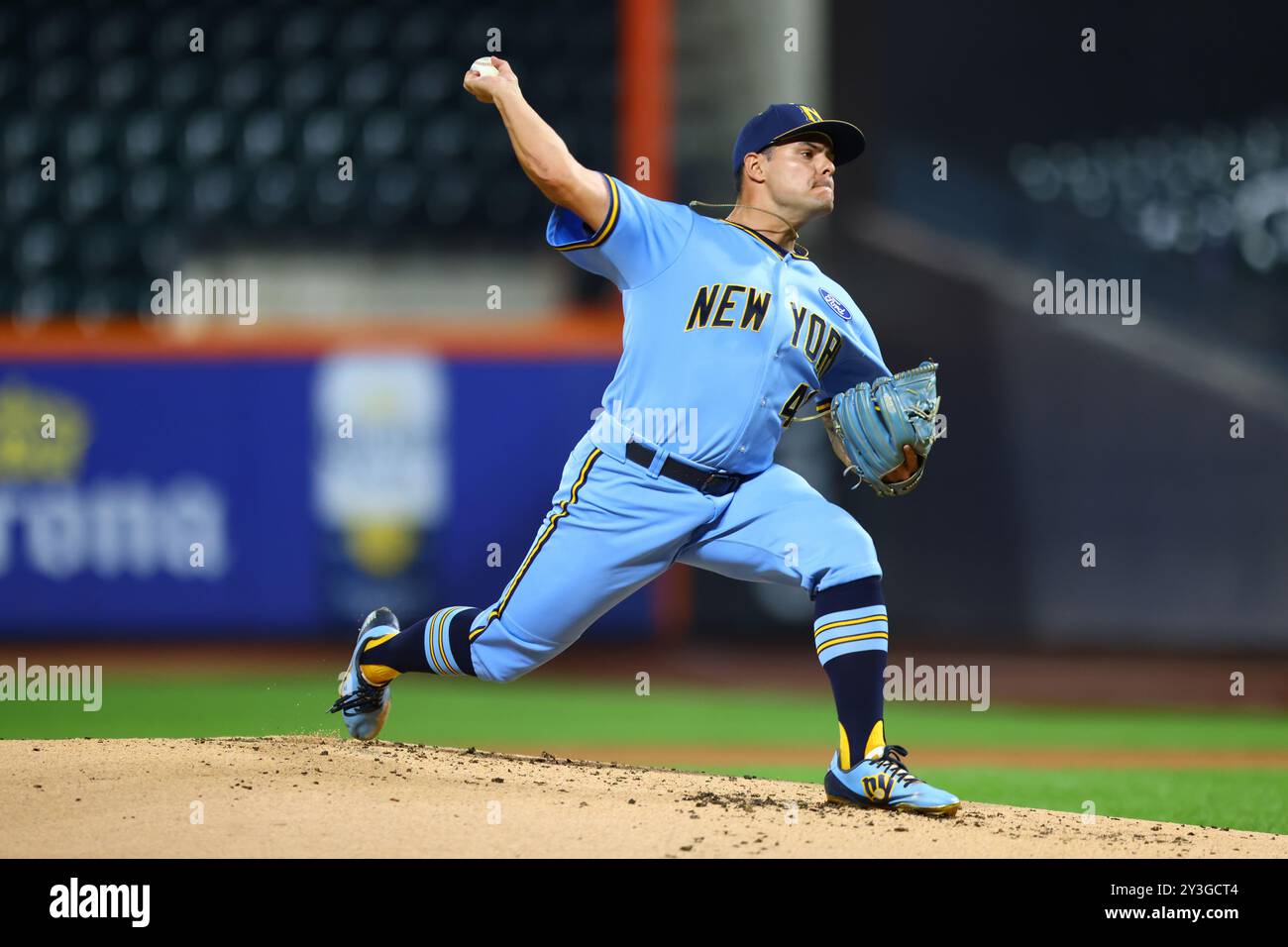 Fdny logo hi-res stock photography and images - Alamy