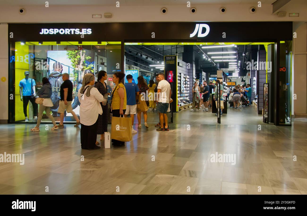 British clothing brand jd sports hi-res stock photography and images ...