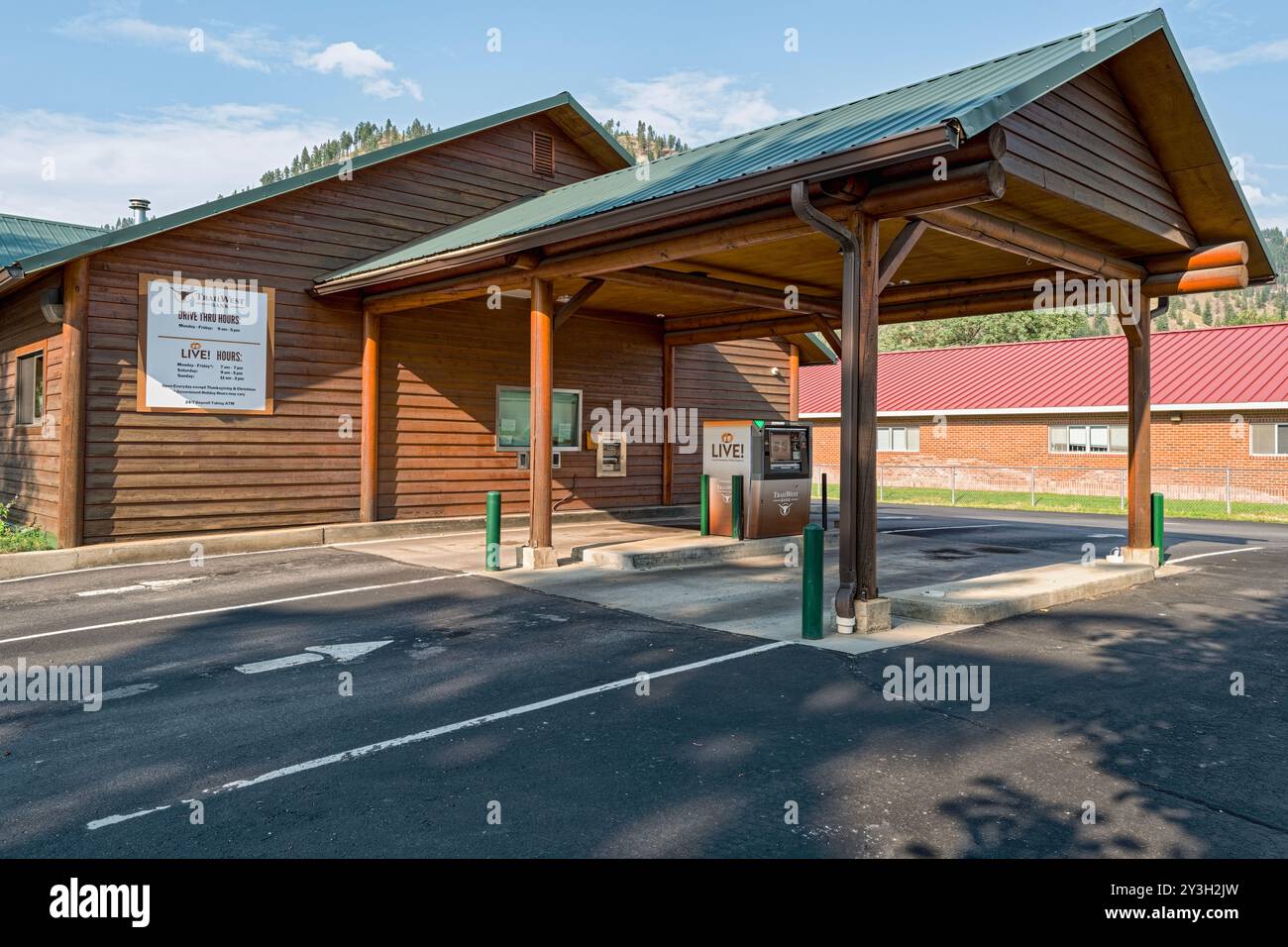The drive-through ATM and teller window at the Trail West Bank in ...