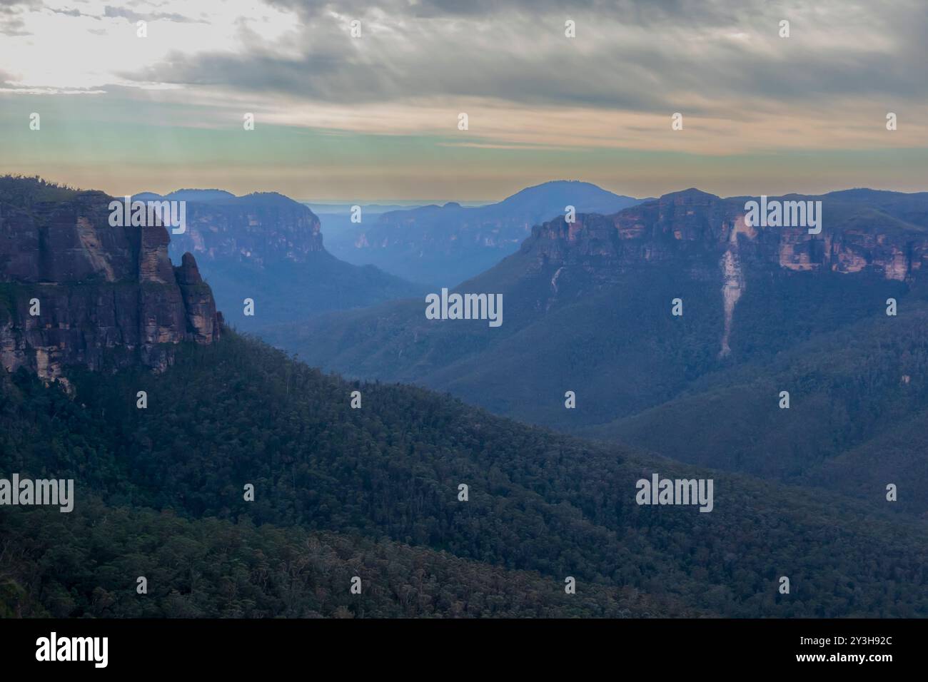 Photograph of bushland and the natural amphitheatre of the scenic Grose ...