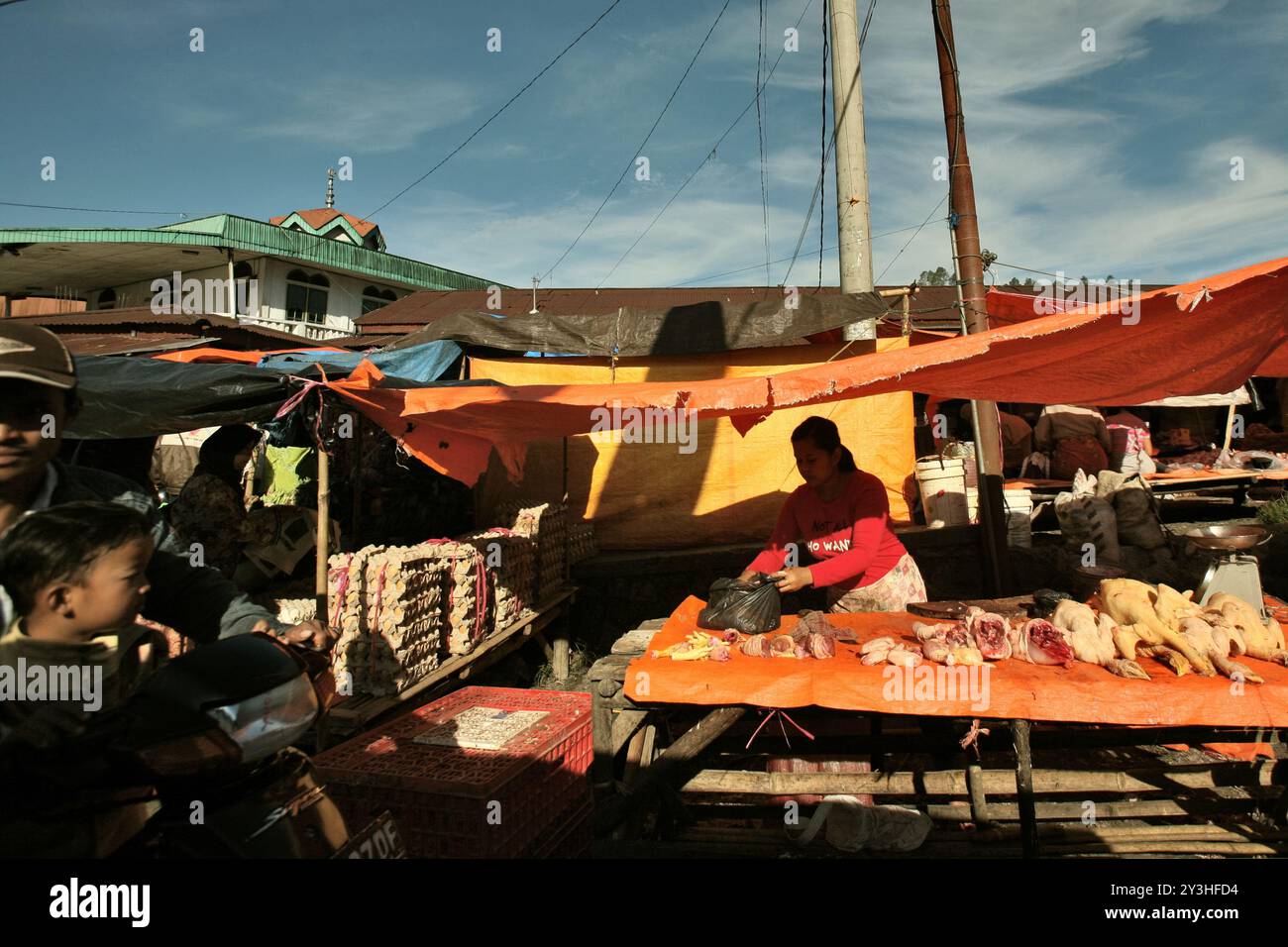 Chicken meat vendor at a roadside traditional market in Kersik Tuo ...
