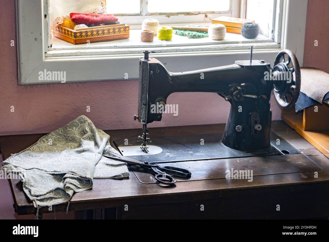 Old fashioned sewing machine hi-res stock photography and images - Alamy