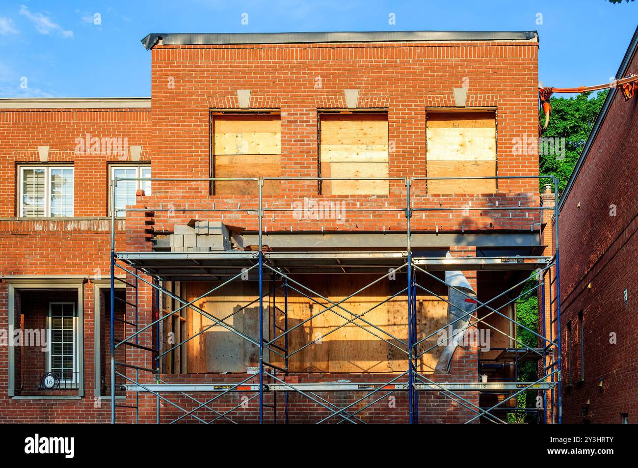 Facade installer hi-res stock photography and images - Alamy