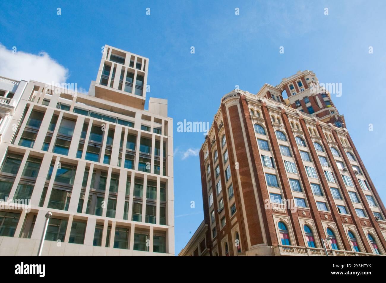 Edificios modernos urbanos hi-res stock photography and images - Alamy
