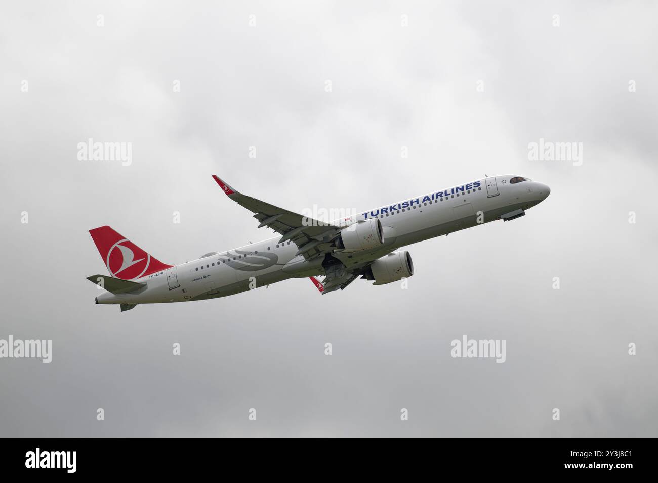 Turkish Airlines Airbus A321 passenger airliner TC-LPB takes off from ...