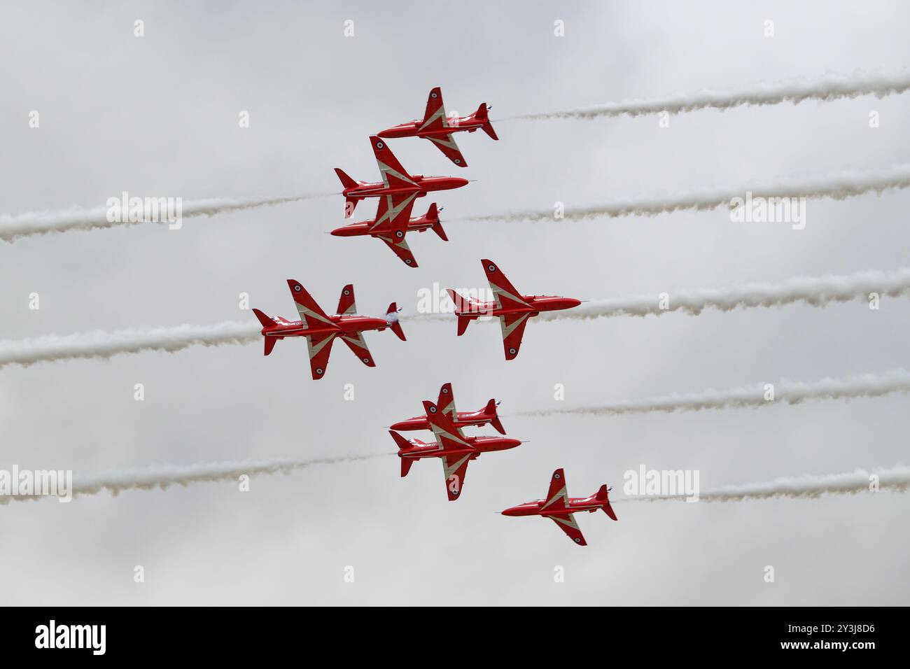 Red arrows 5 4 cross maneuver hi-res stock photography and images - Alamy