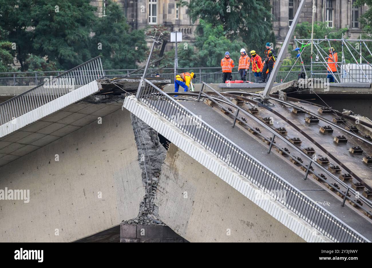 Dresden, Germany. 14th Sep, 2024. Experts inspect a fracture on the ...