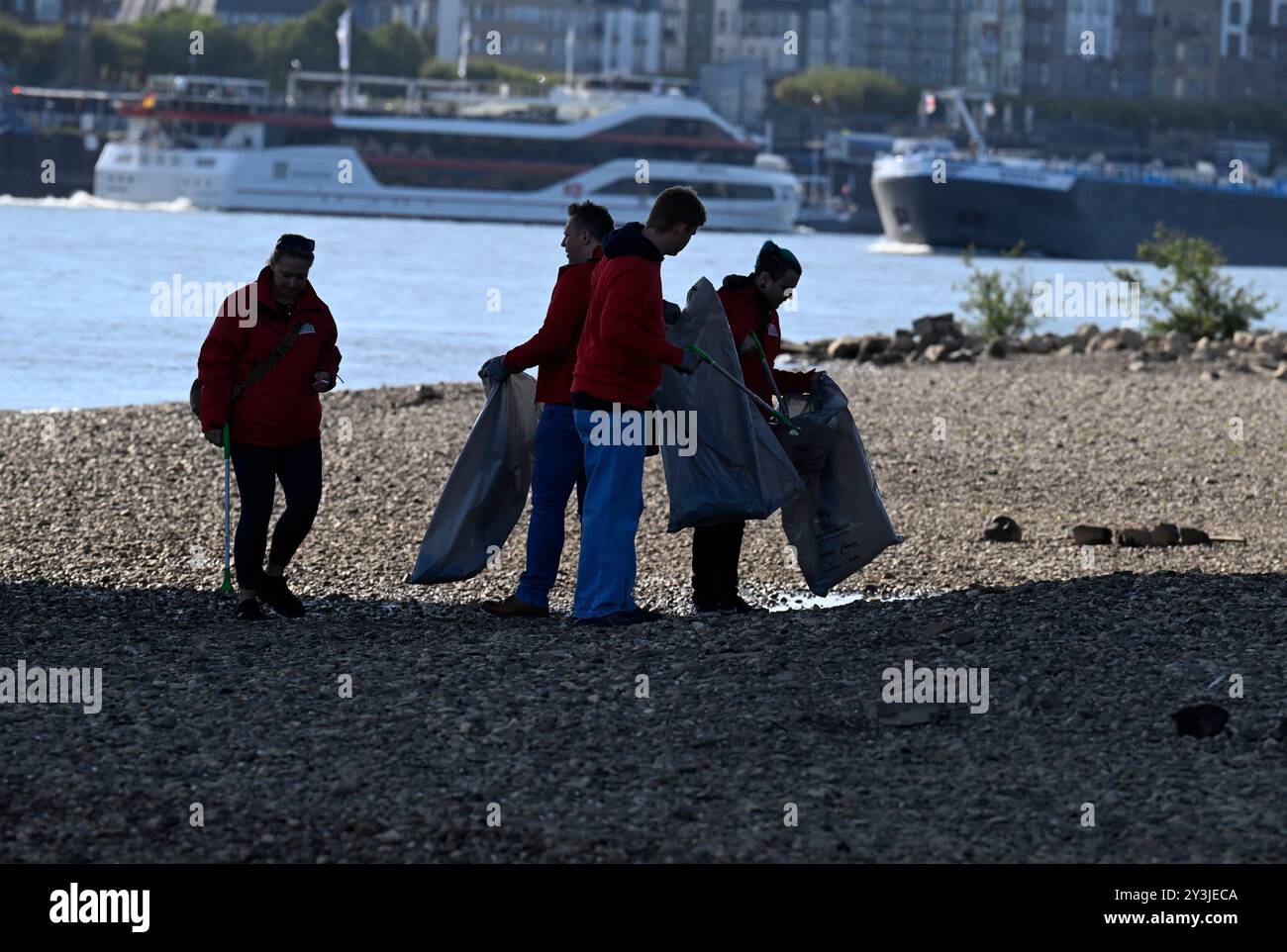 Duesseldorf, Germany. 14th Sep, 2024. People collect garbage on the ...