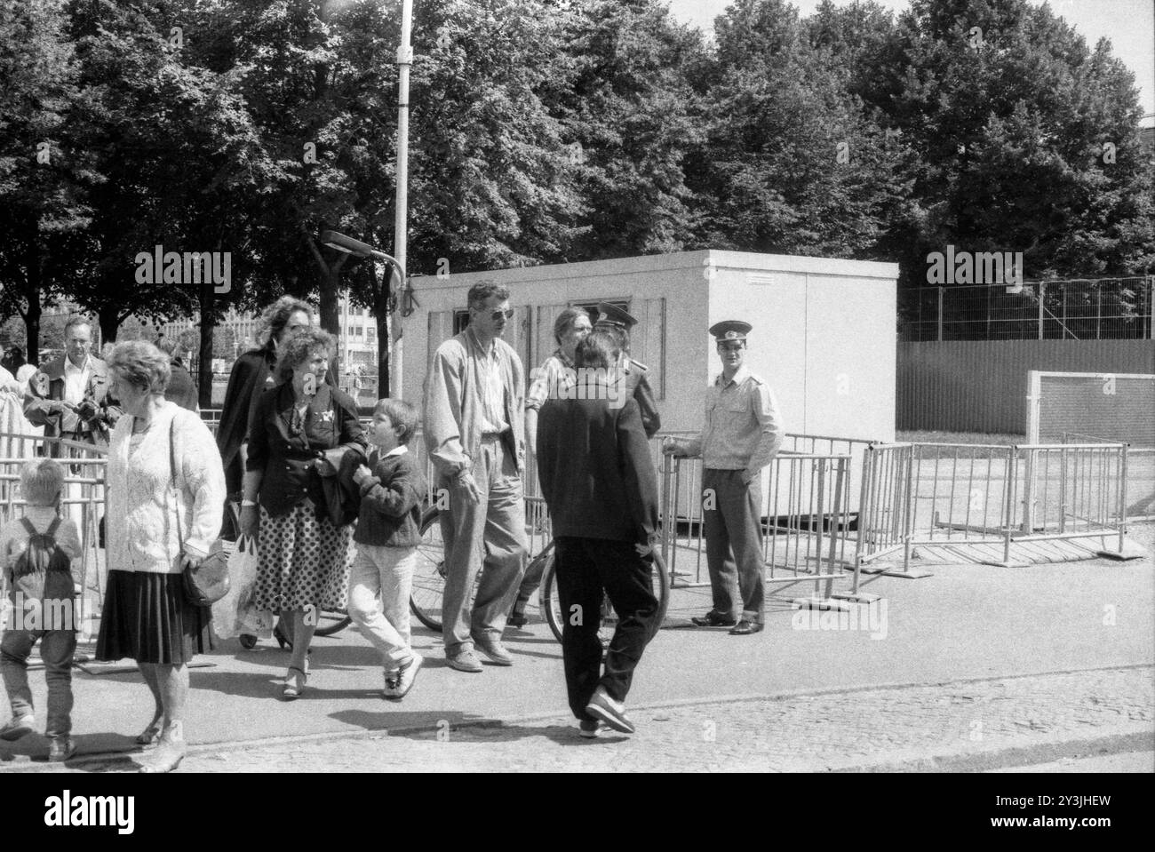 RECORD DATE NOT STATED Volkspolizisten, Grenzübergang, Berlin, Sommer ...