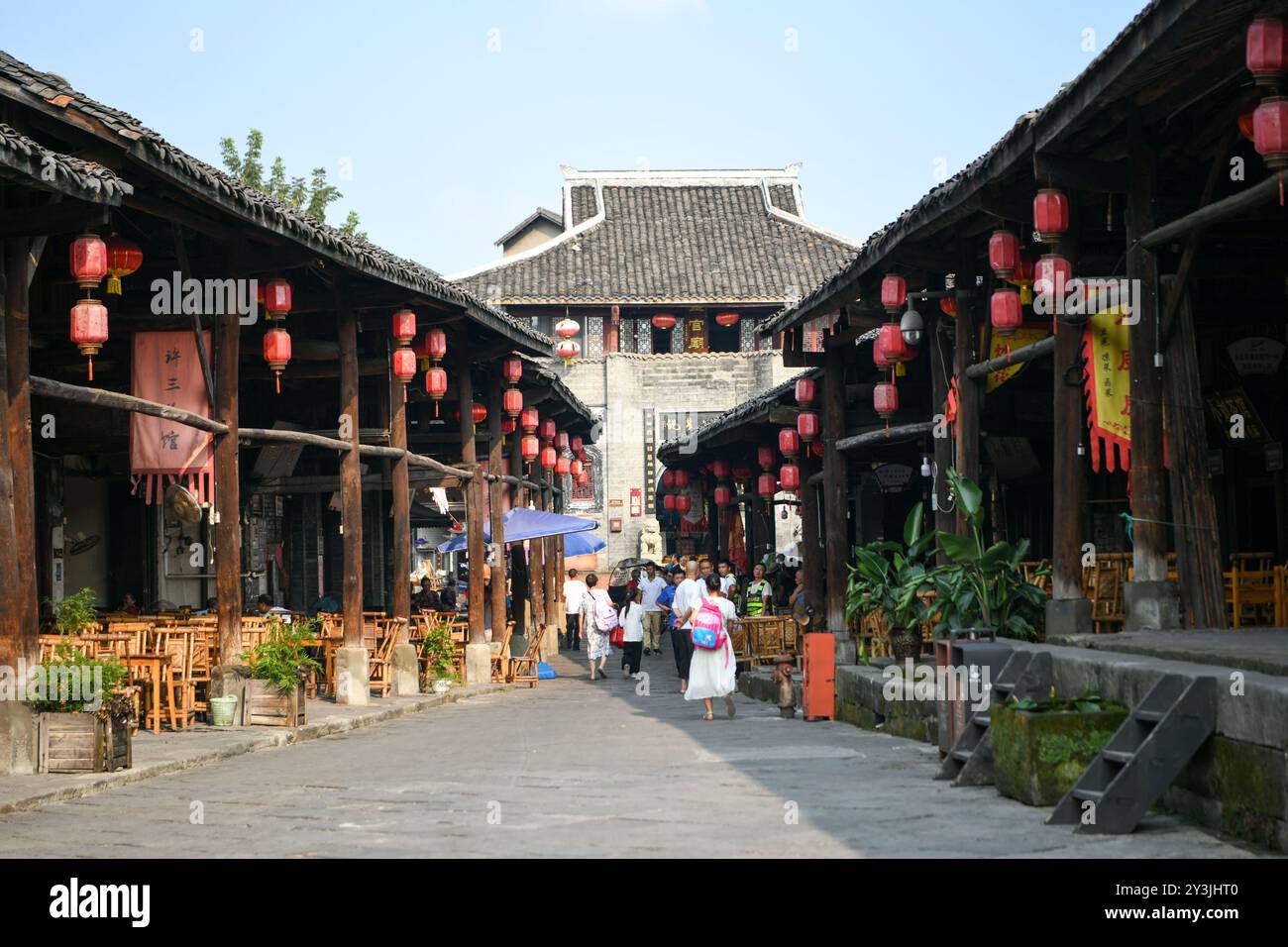 (240914) -- LESHAN, Sept. 14, 2024 (Xinhua) -- Tourists visit the ...