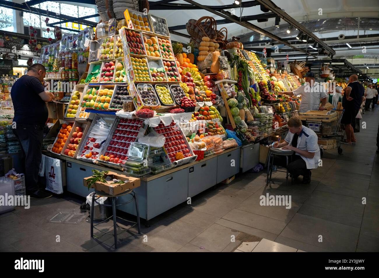 Traders prepare vegetables for customers at Dorogomilovsky food market ...