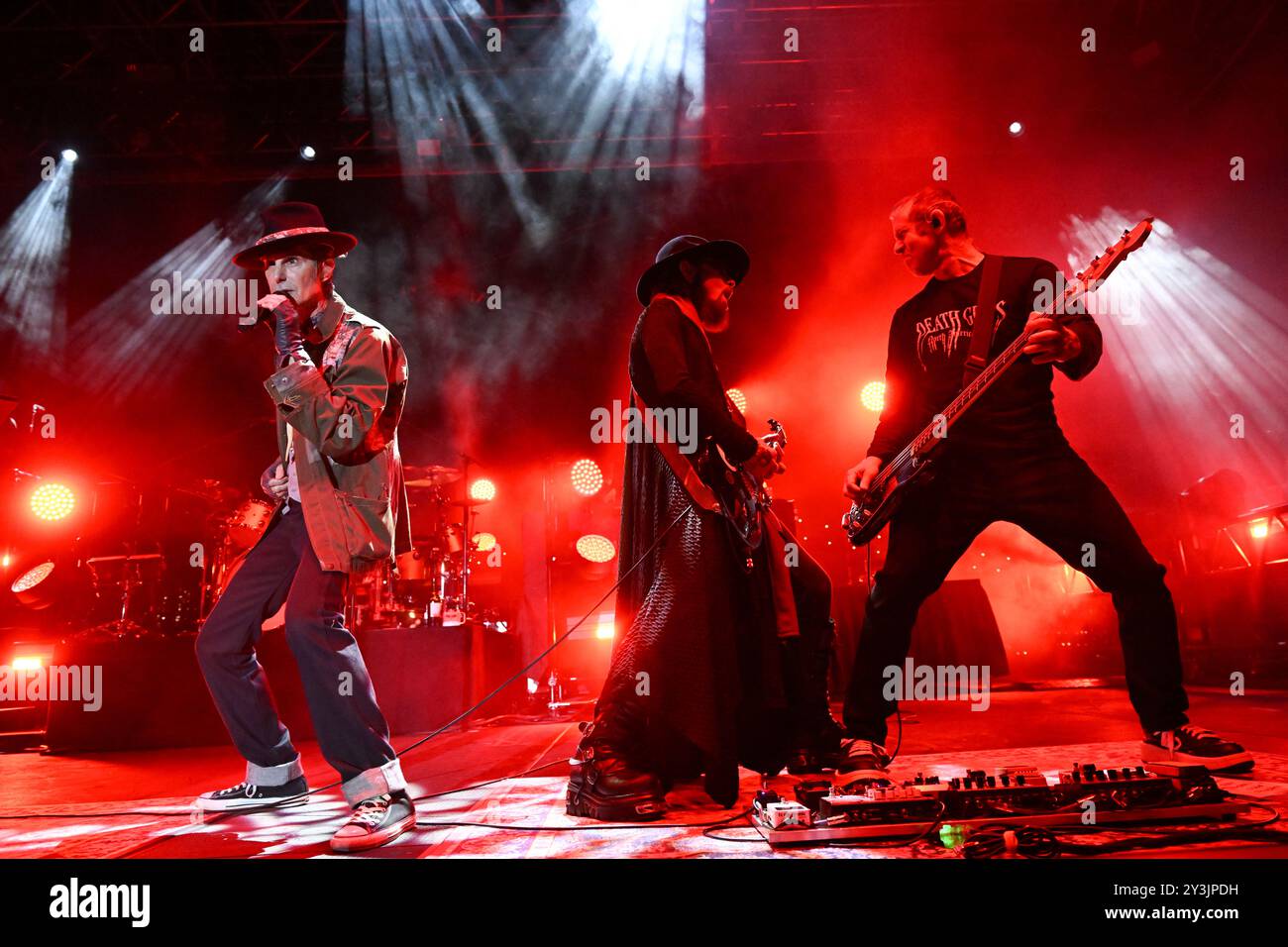 Perry Farrell, Dave Navarro and Eric Avery perform with Jane's ...