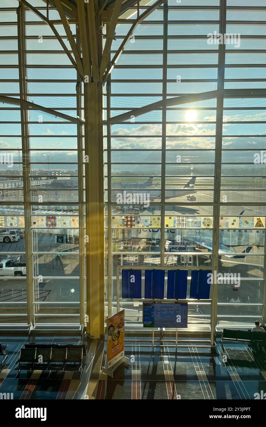 Ronald reagan national airport terminal hi-res stock photography and ...