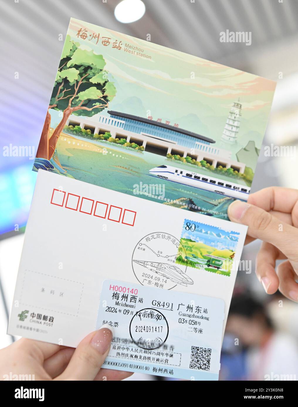 (240914) -- MEIZHOU, Sept. 14, 2024 (Xinhua) -- A passenger of the ...