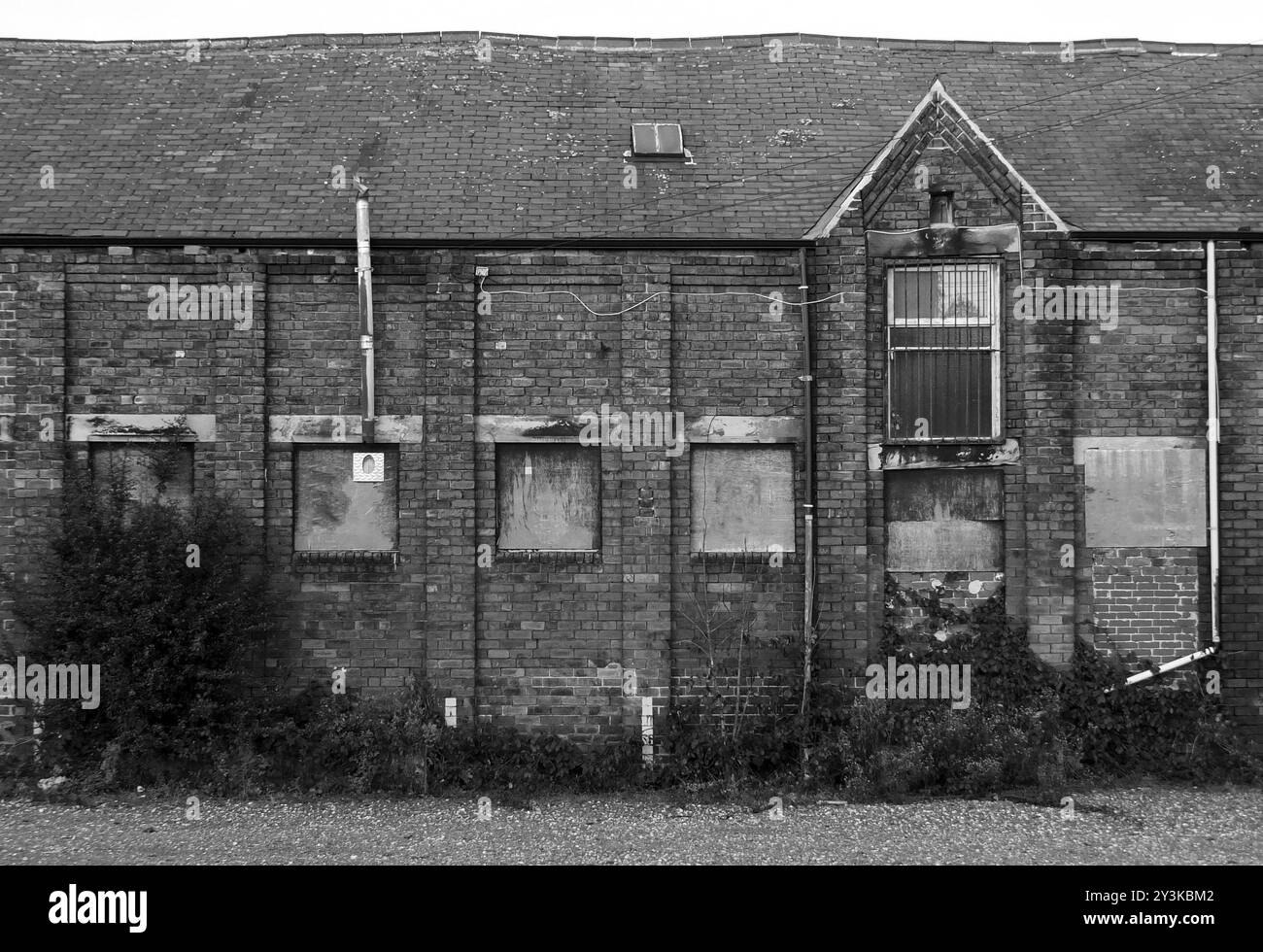 Crumbling vacant abandoned buildings hi-res stock photography and ...